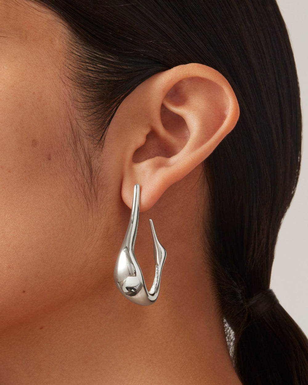 Colette Hoop Earrings - Medium - Silver | JENNY BIRD